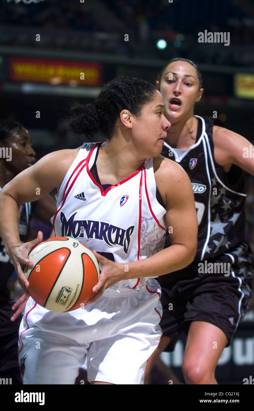 Sacramento Monarch Kara Lawson under the hoop against the San Antonio ...