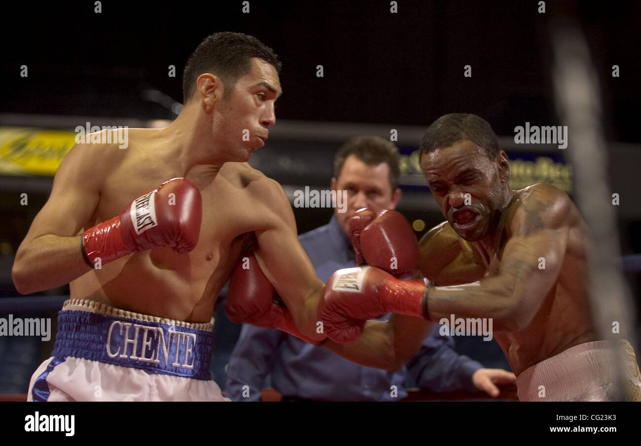 Boxier Vicente Escobedo (cq-left) throws a right cross in the 5th round ...