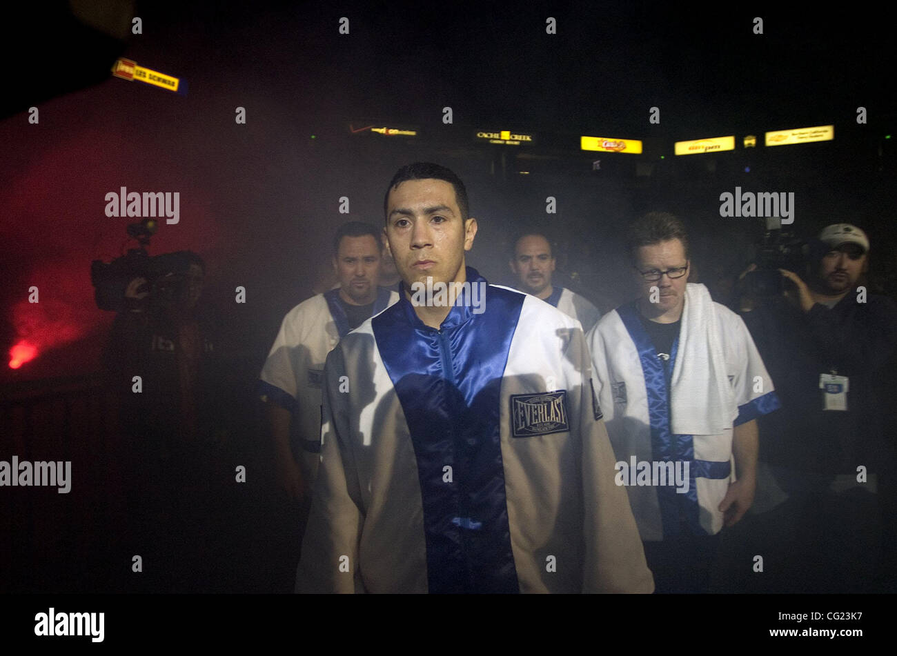 Trainer Freddie Roach, works the corner of Vicente Escobedo in the main ...