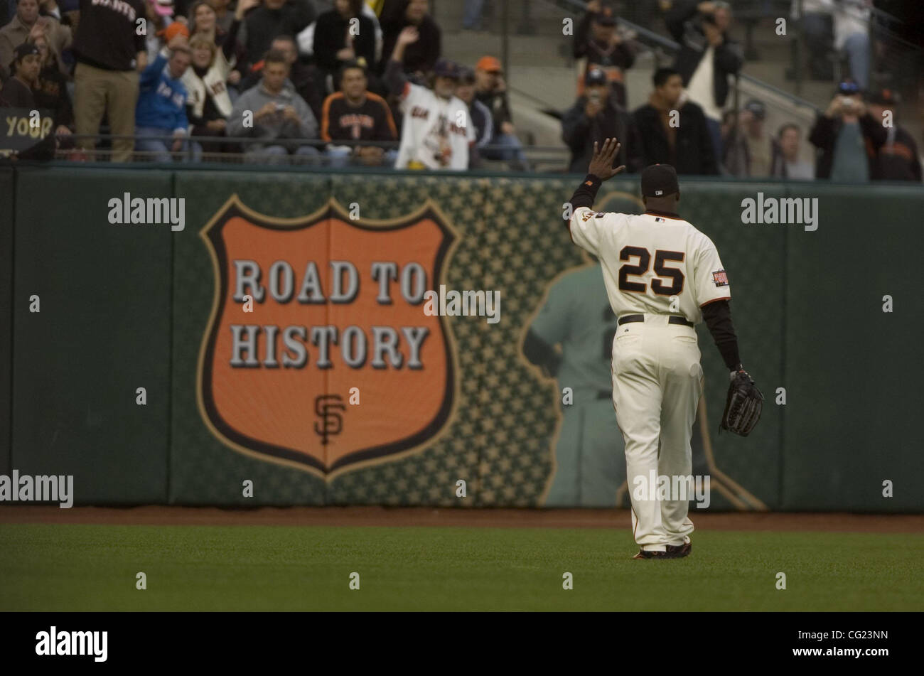 Giants Barry Bonds waves to the fans as he enters into left field in ...