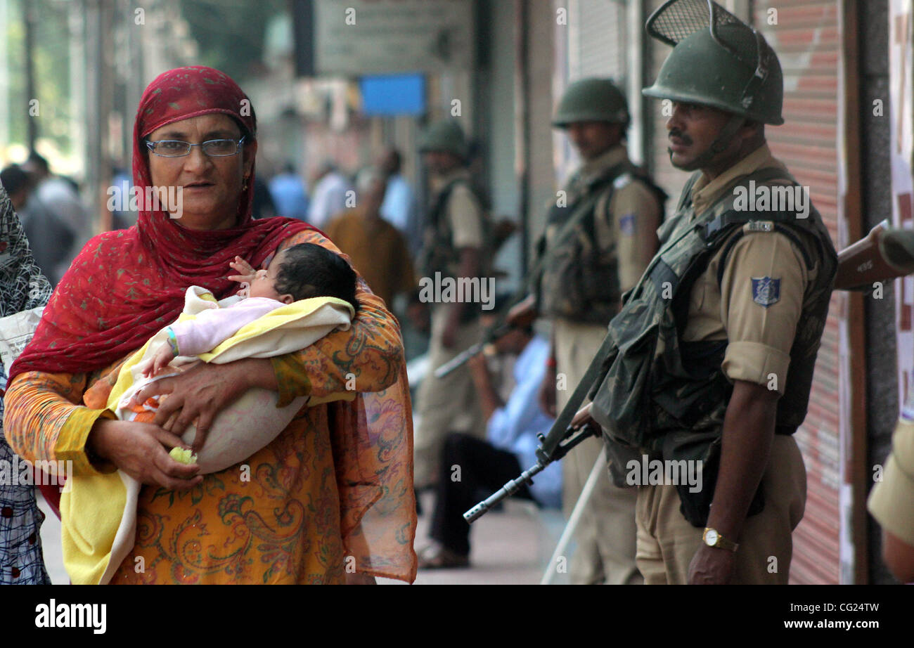 Indian women paramilitary soldiers hi-res stock photography and images ...