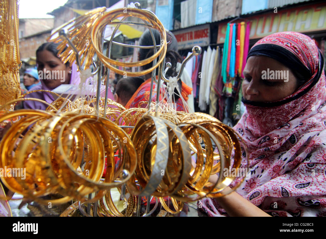 Kashmiri Muslim women buying Bangles at central market (Lal Chowk) as ...