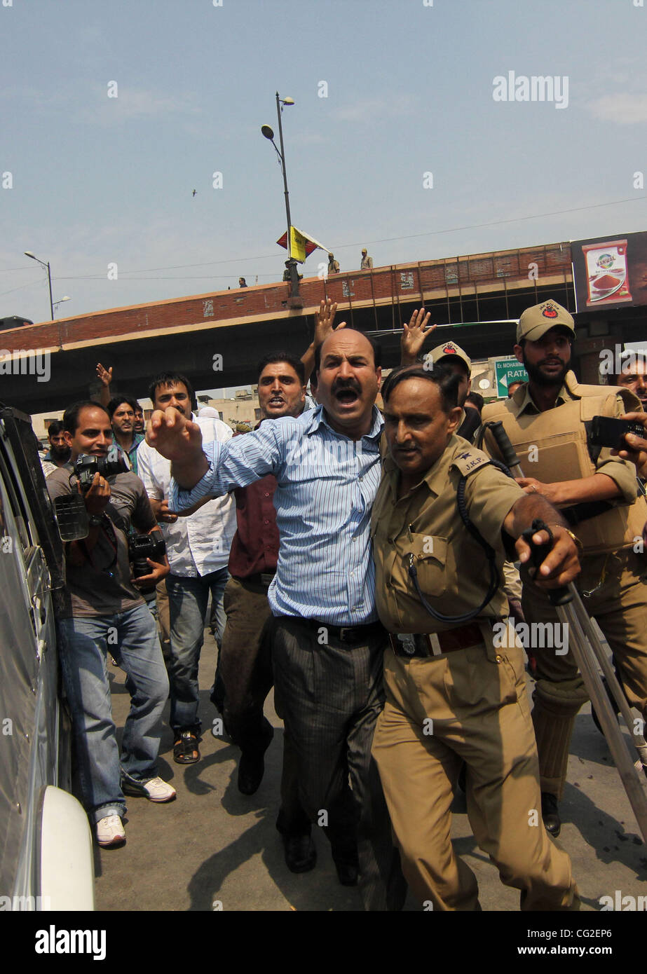 Police with batons hi-res stock photography and images - Alamy