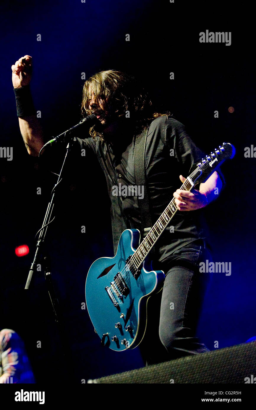 Is foo fighters lead singer hi-res stock photography and images - Alamy