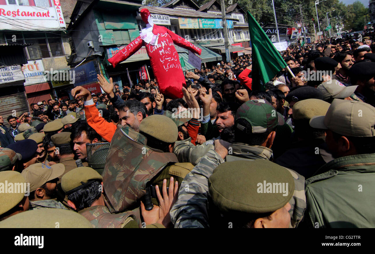 Peoples Democratic Party (PDP) workers struggles with police as her ...