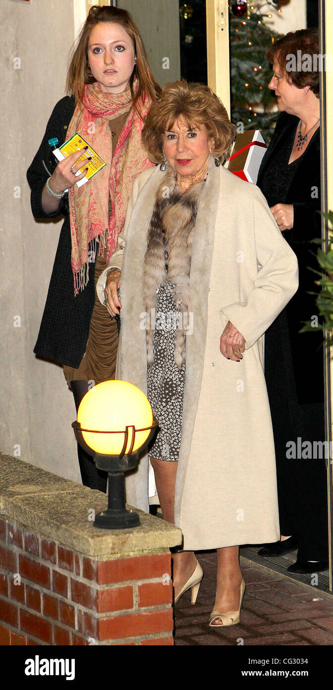 Simon cowell and mother julie cowell hi-res stock photography and ...