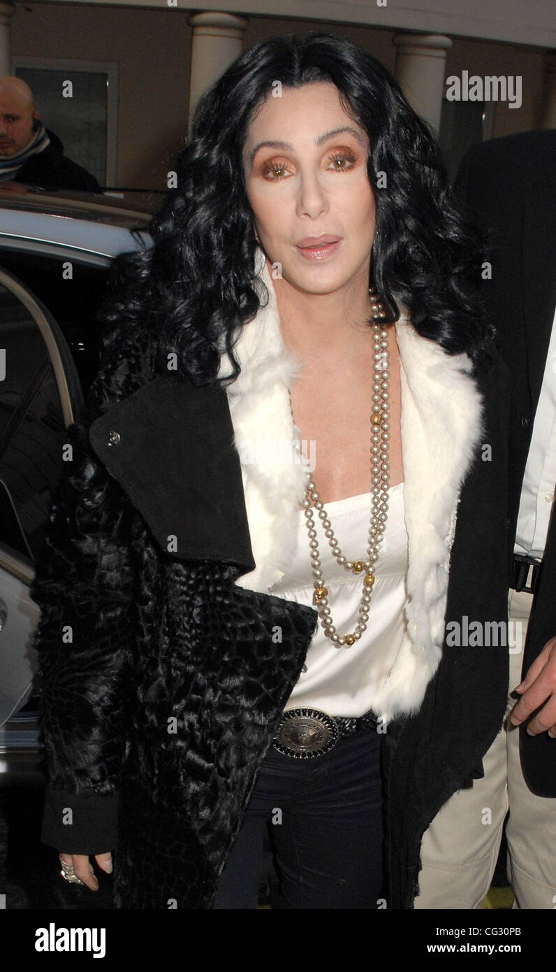 Cher arriving at her hotel London, England - 13.12.10 Stock Photo - Alamy
