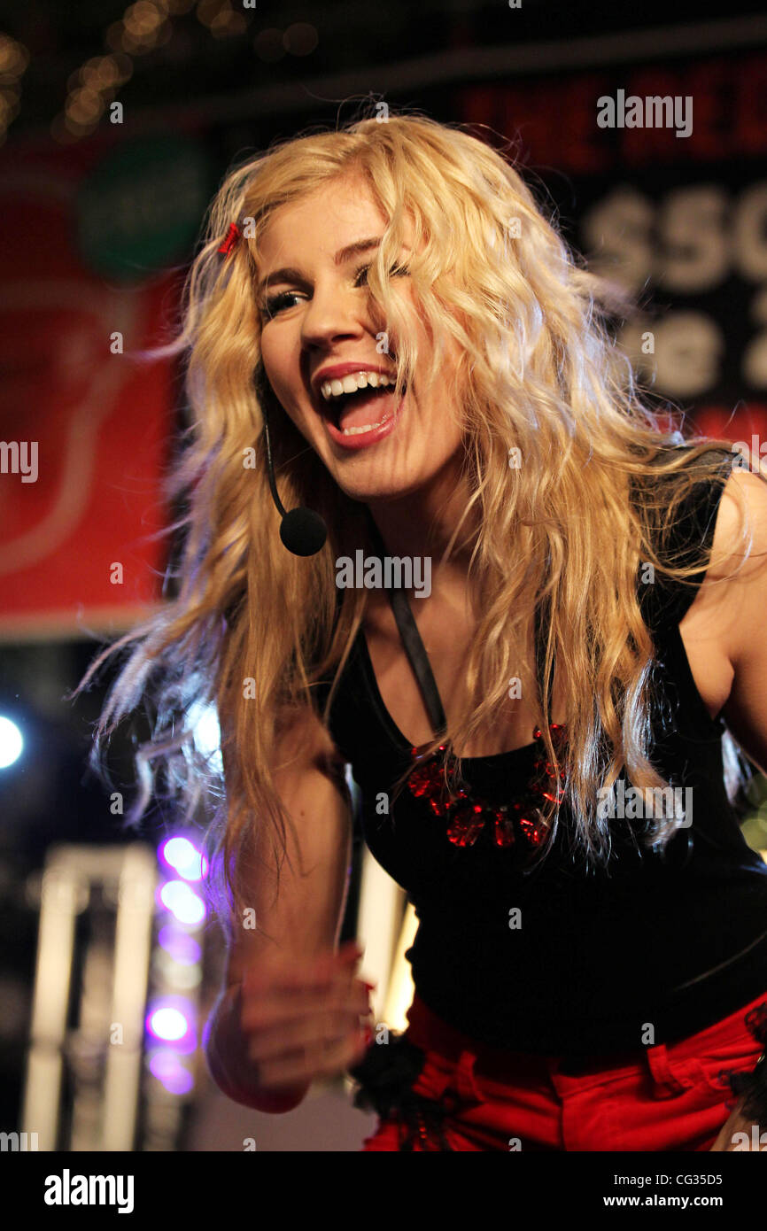 Mariah Parks of Savvy performing Teen Rock Bands Join Forces With The ...