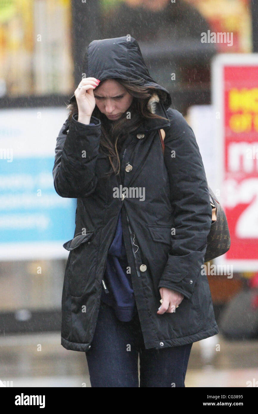 Jennifer Love-Hewitt gets caught in a rain shower as she leaves CVS in ...