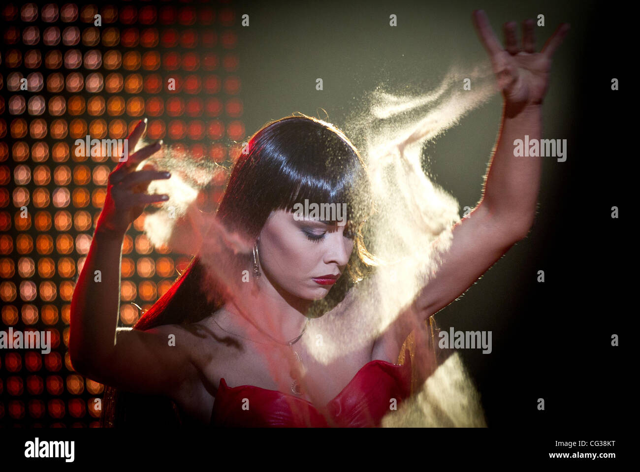 Kseniya Simonova Ukrainian sand animator who draws with sand ...