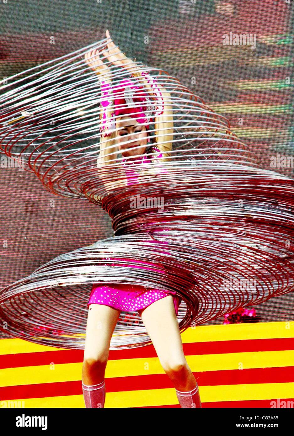 Hula Hoop Champion Jin Lingling, the self-proclaimed Queen of the Hula ...