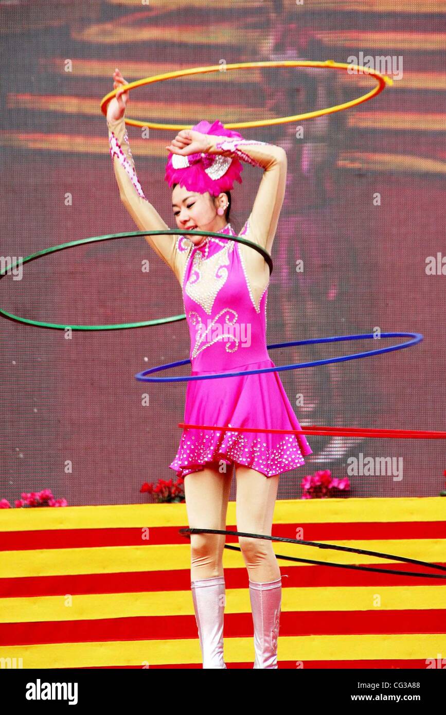 Hula Hoop Champion Jin Lingling, the self-proclaimed Queen of the Hula ...