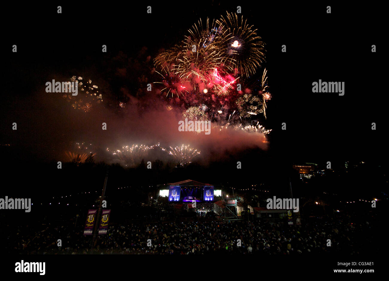 Edinburgh’s hogmanay street party hi-res stock photography and images ...