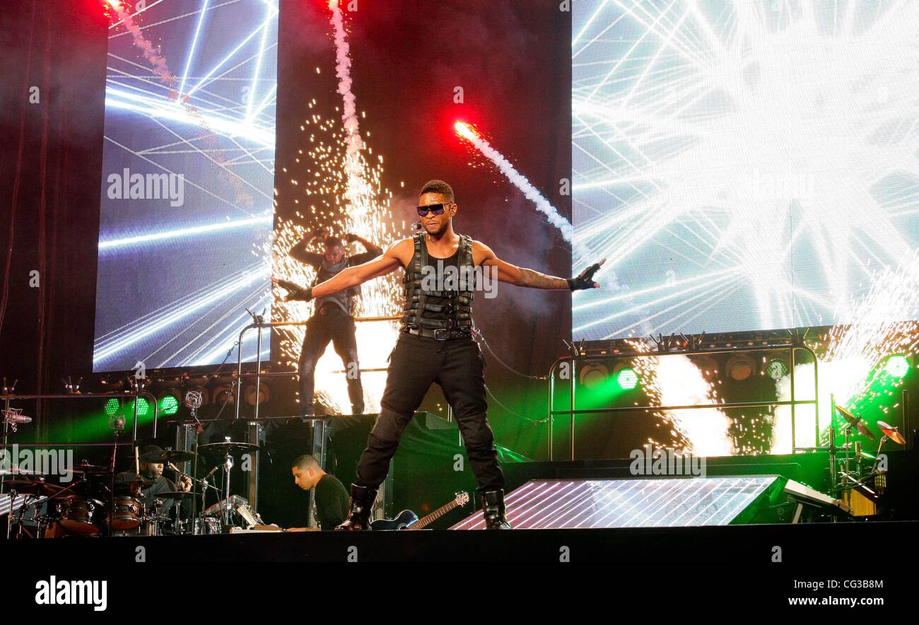 Usher performs live during his OMG Tour on New Year's Eve at the ...