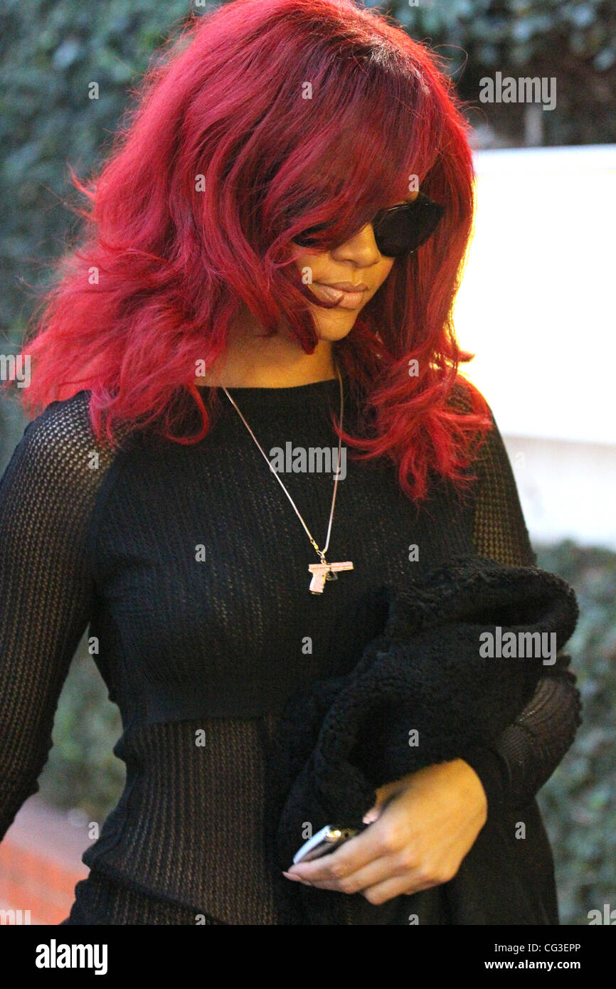 Rhianna arrives at Fred Segal in West Hollywood wearing a handgun ...