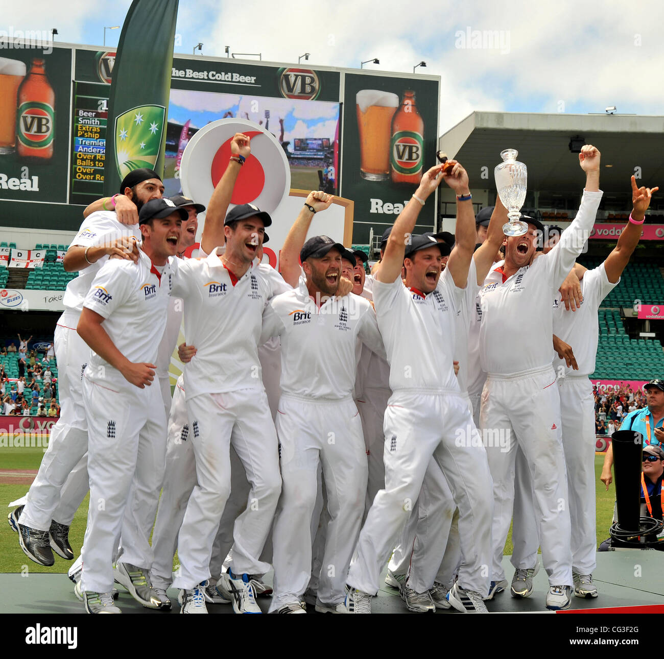 The England cricket team celebrate after winning the final Ashes test ...