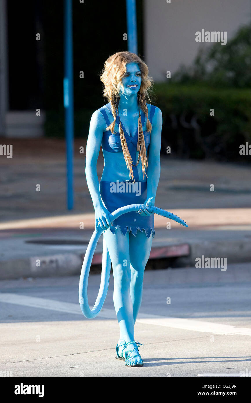 AnnaLynne McCord painted blue on the set of 90210 dressed as an Avatar ...