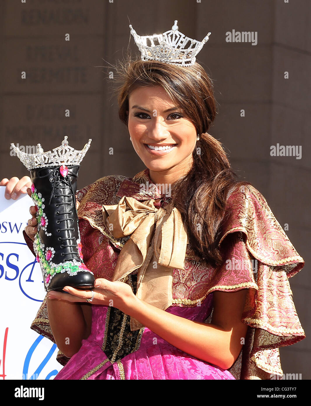 Miss Georgia Christina McCauley Miss America 2011 DSW Parade of Shoes ...