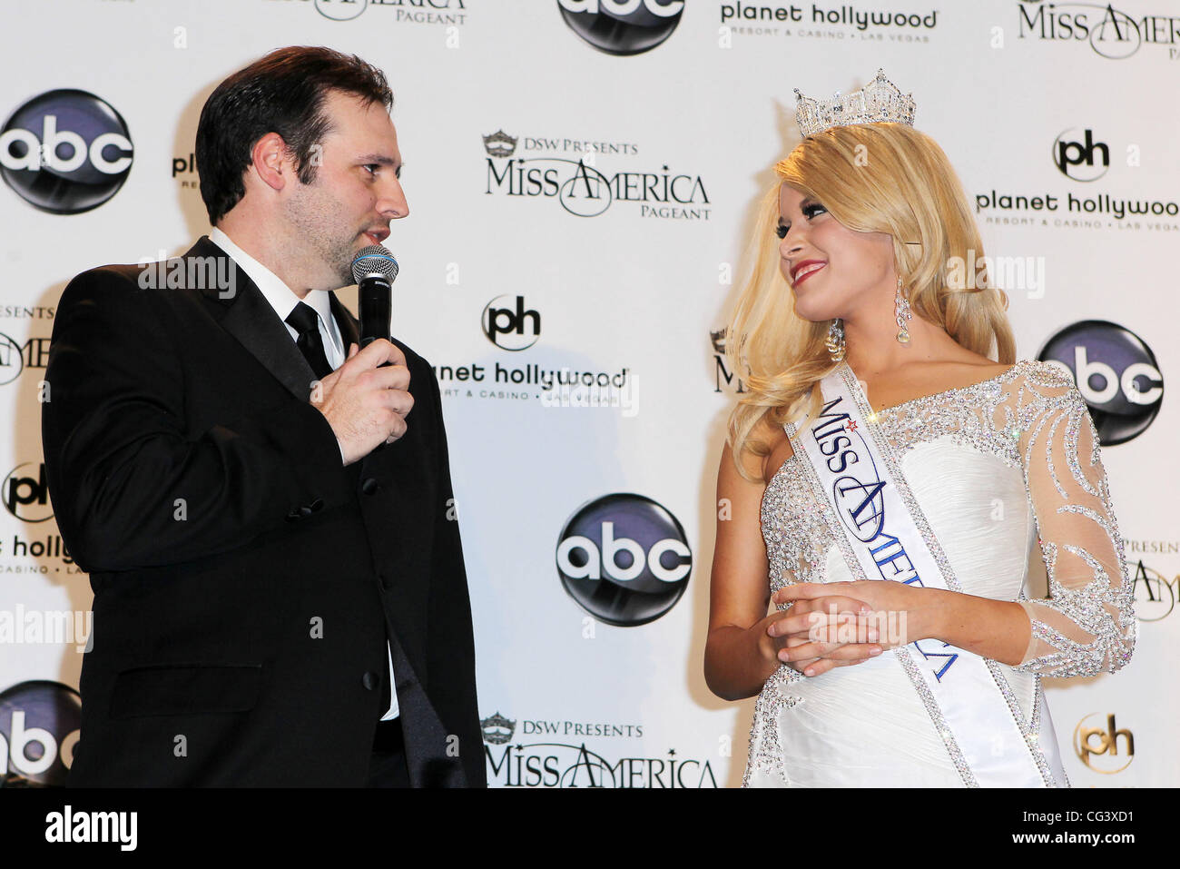 Mark Wills and 2011 Miss America Teresa Scanlan of Nebraska Miss ...