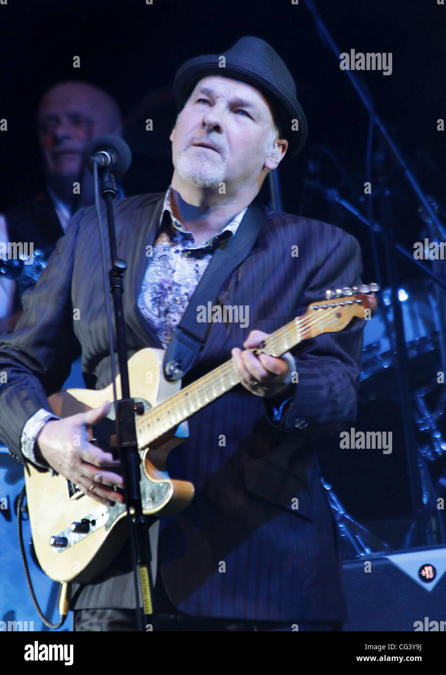 Paul carrack hi-res stock photography and images - Alamy
