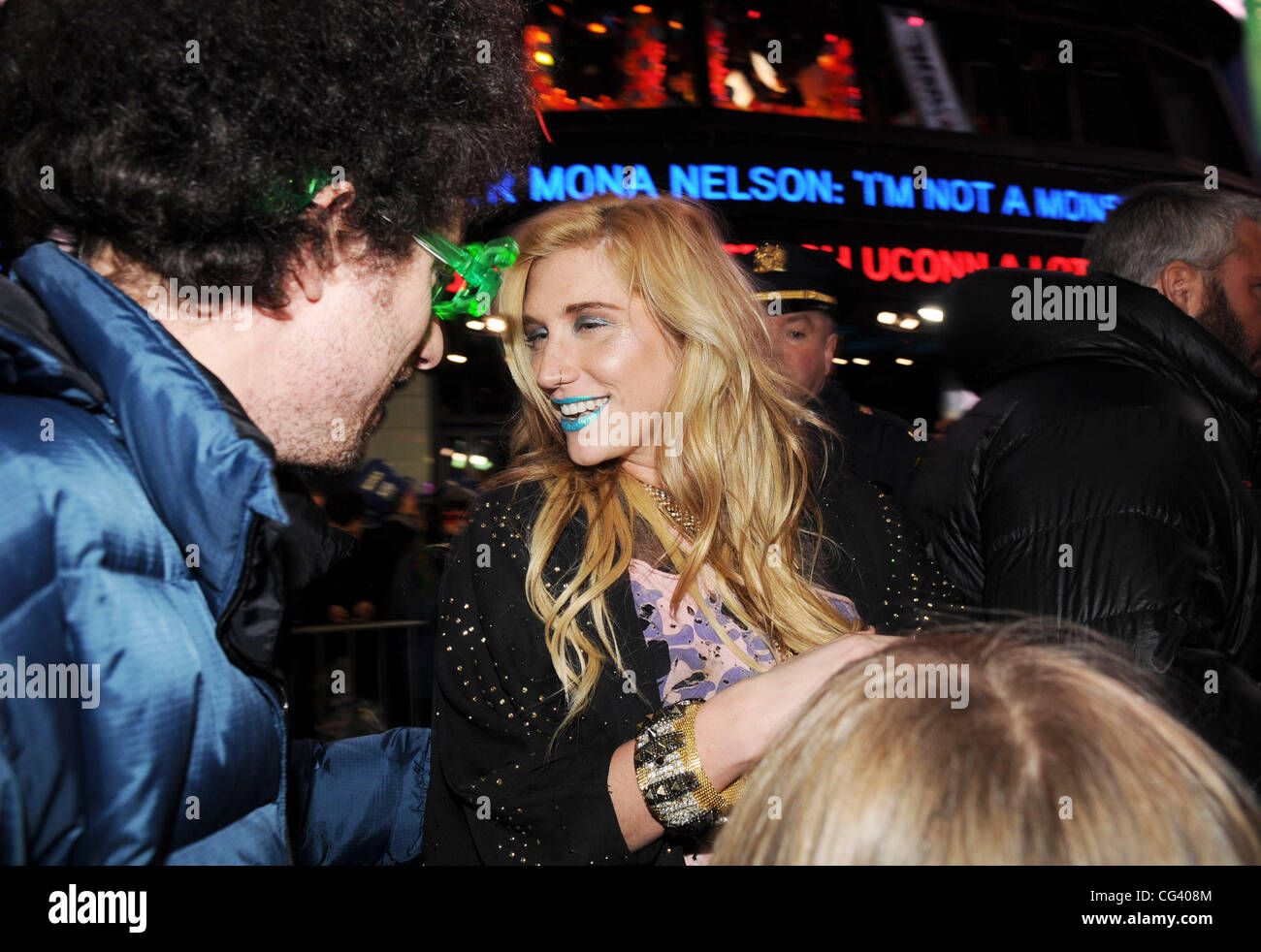 2011 new years eve in times square hi-res stock photography and images ...