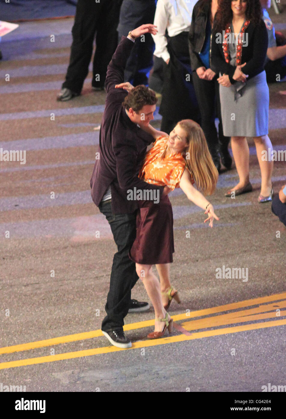Amy Adams and Jason Segel filming a scene of Disney’s 'The Muppets' on ...