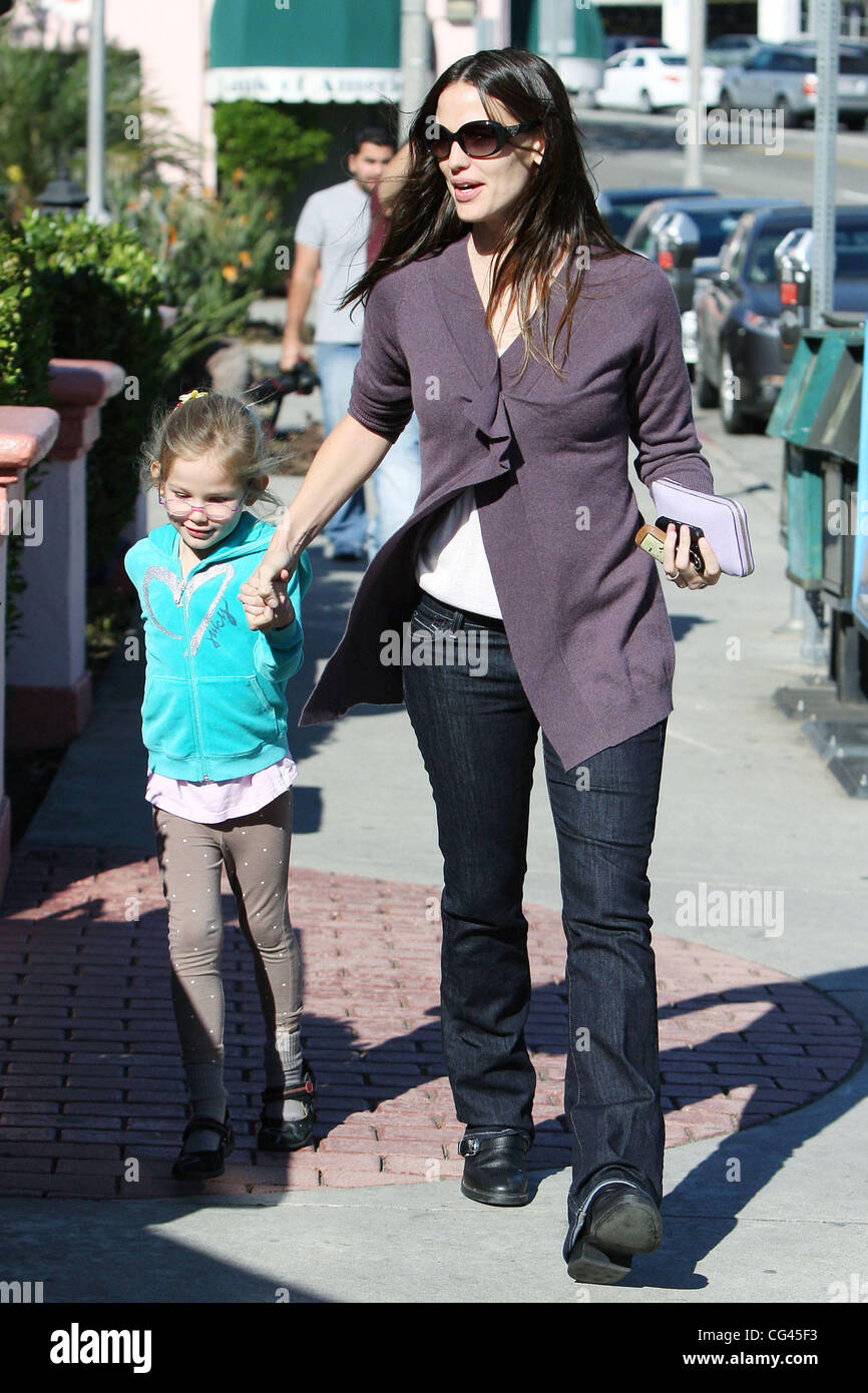 Jennifer Garner and her daughter Violet Affleck go to to Starbucks in ...