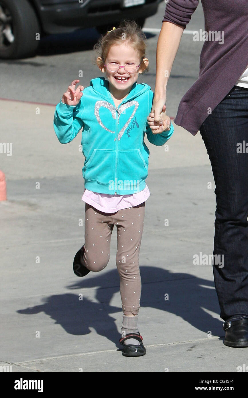 Jennifer Garner and her daughter Violet Affleck go to to Starbucks in ...