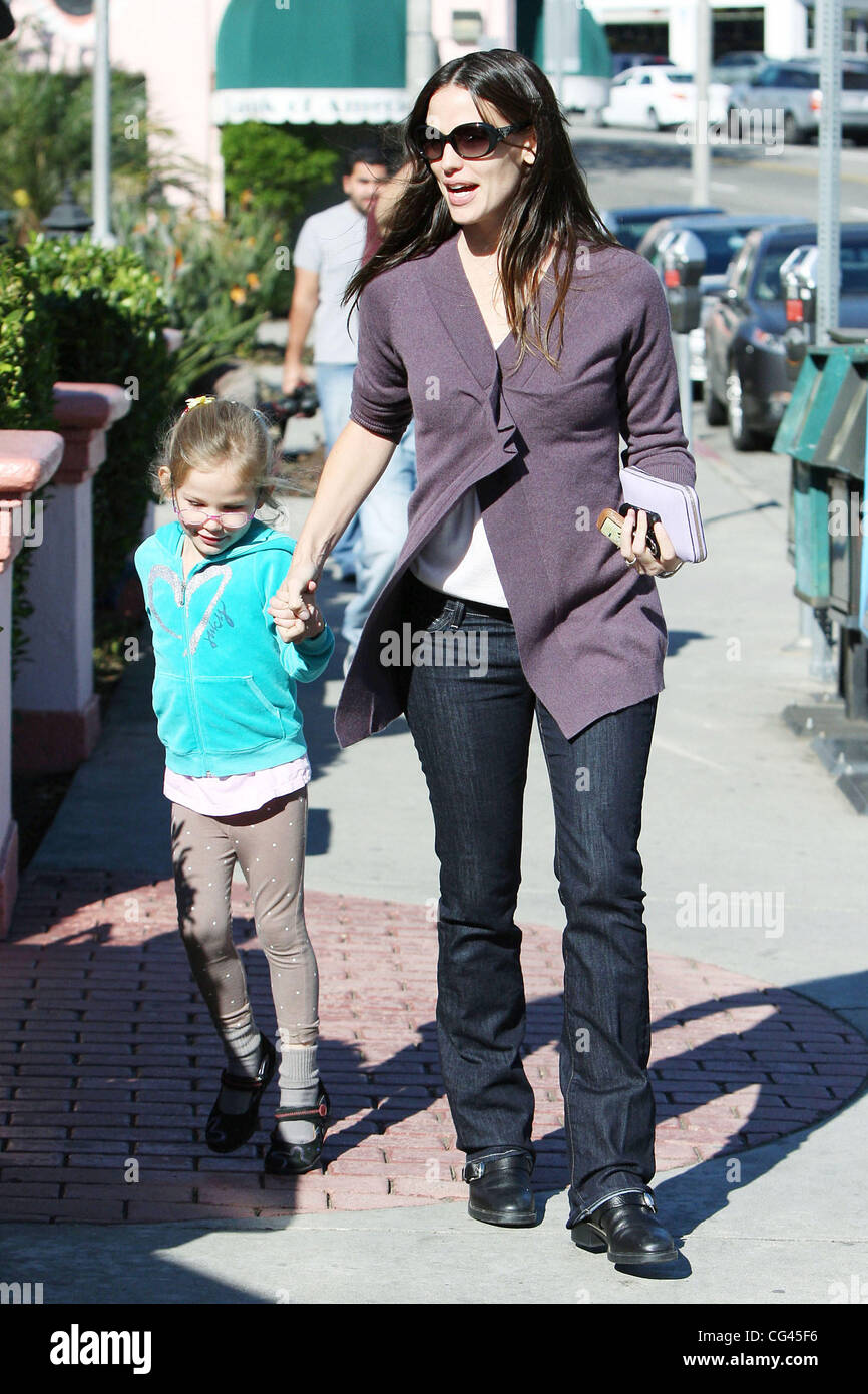 Jennifer Garner and her daughter Violet Affleck go to to Starbucks in ...
