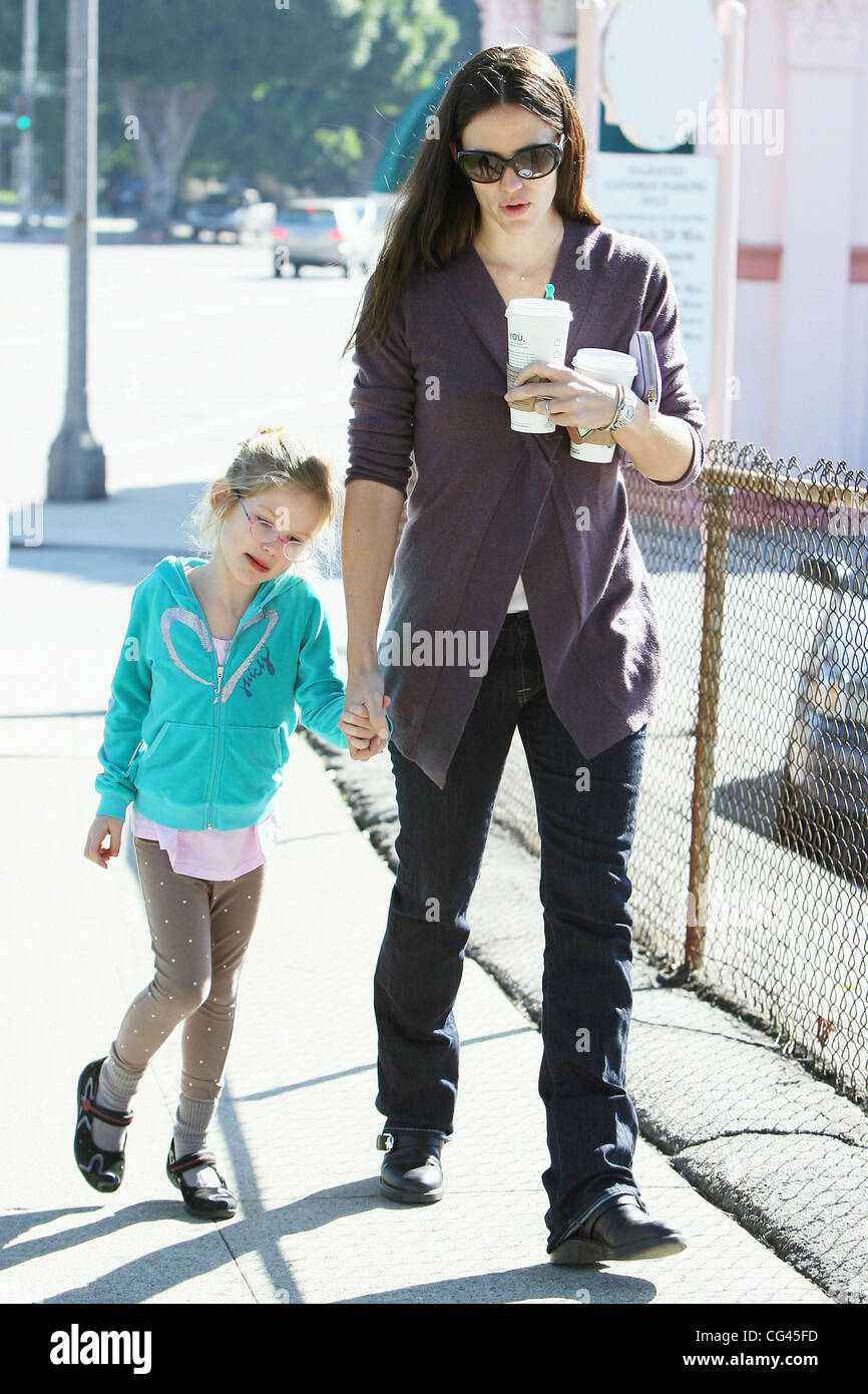 Jennifer Garner and her daughter Violet Affleck go to to Starbucks in ...