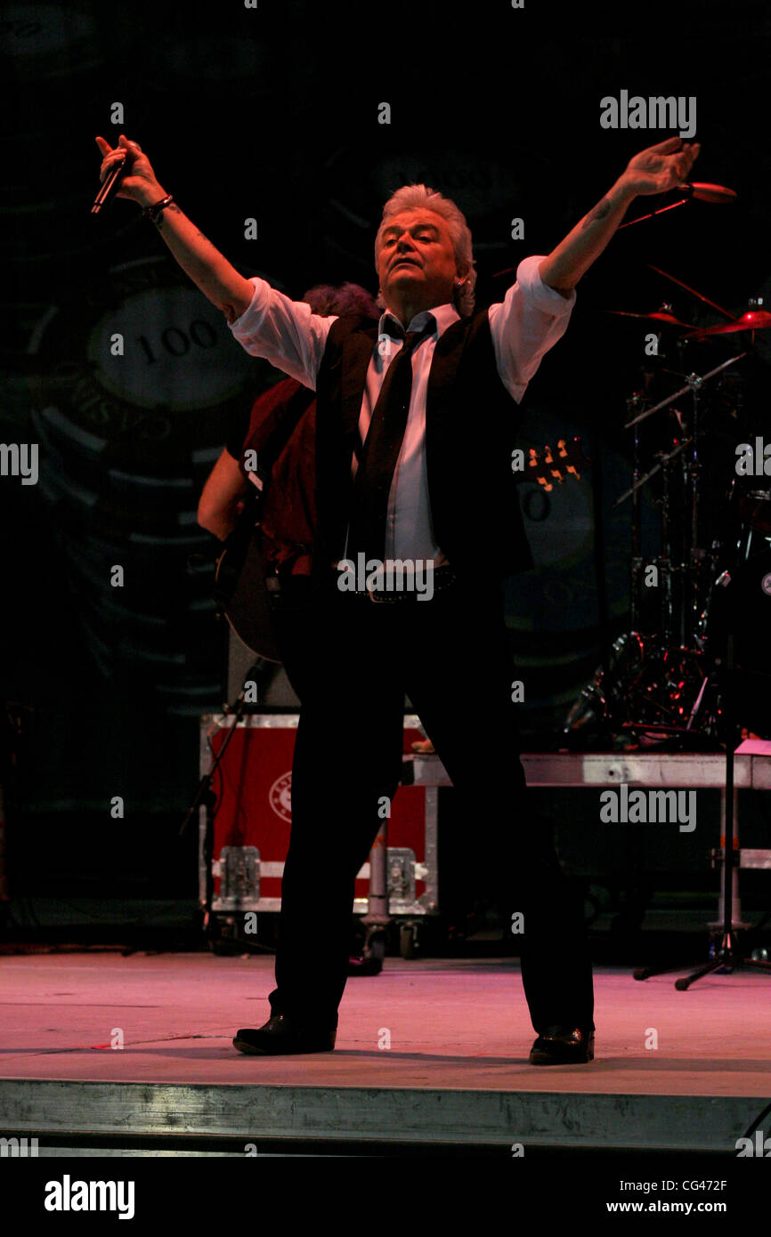 Graham russell air supply perform hi-res stock photography and images ...