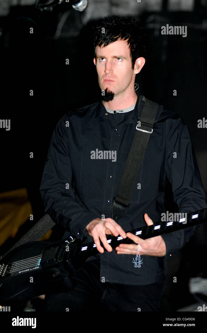 Rob Swire of Pendulum, performing at the United Center. Chicago ...