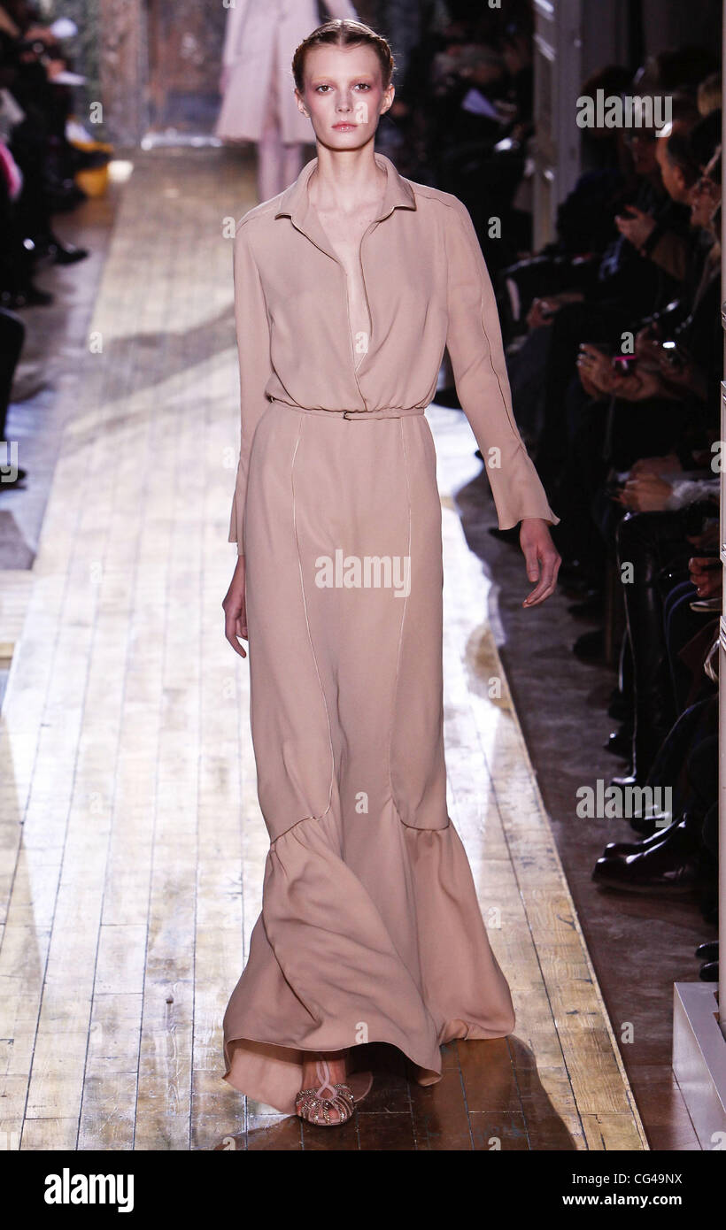 Model Paris Fashion Week Haute Couture Spring/Summer 2011 - Valentino ...