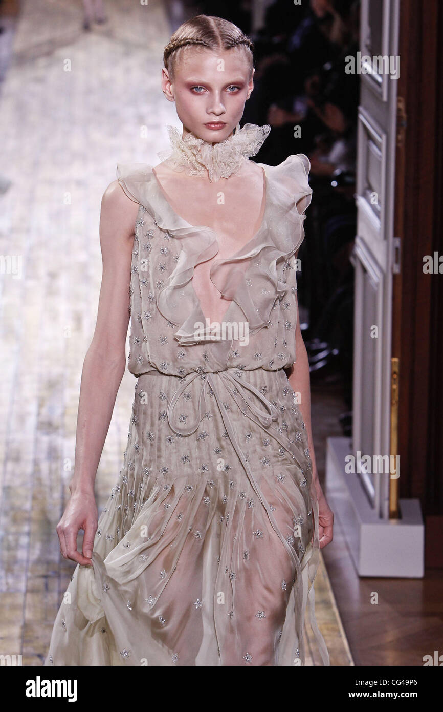 Model Paris Fashion Week Haute Couture Spring/Summer 2011 - Valentino ...
