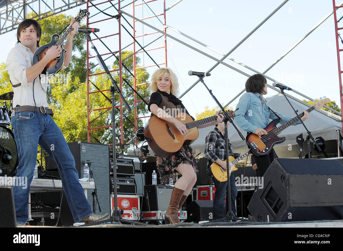 Neil,Kimberly and Reid Perry of 'The Band Perry' perform during the ...