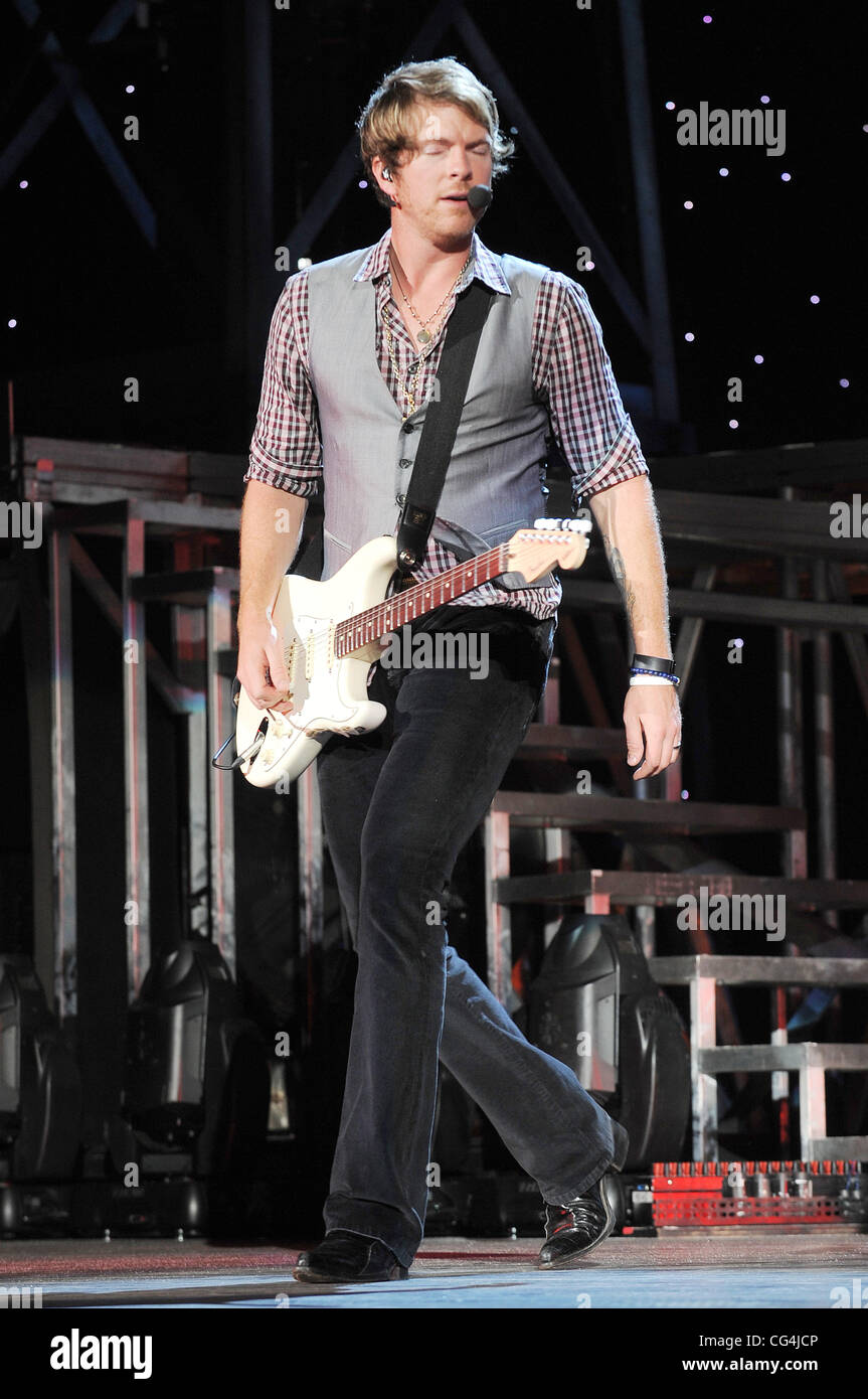 Joe Don Rooney Rascal Flatts performs during the 'Nothing Like This ...