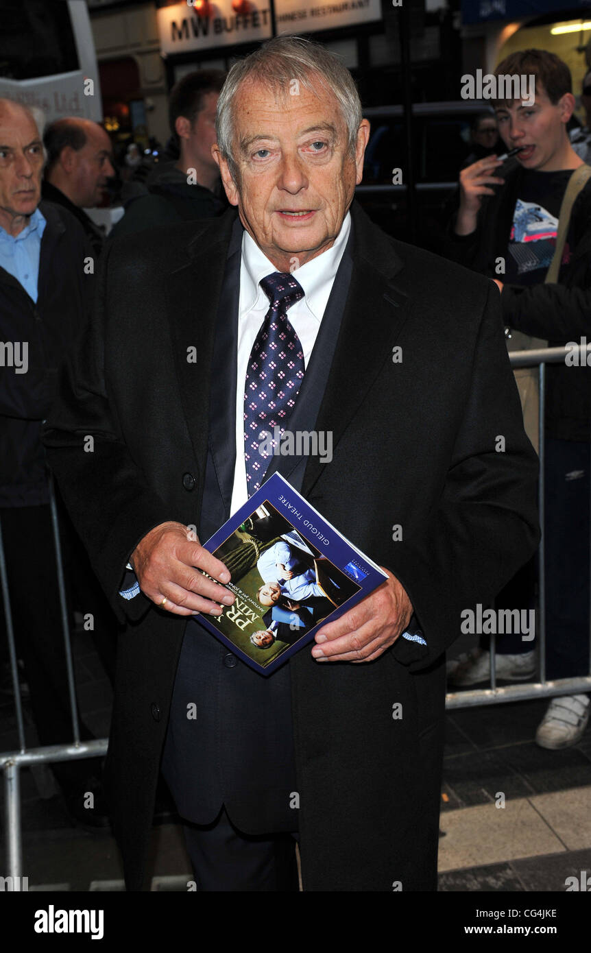 Derek fowlds yes prime minister hi-res stock photography and images - Alamy