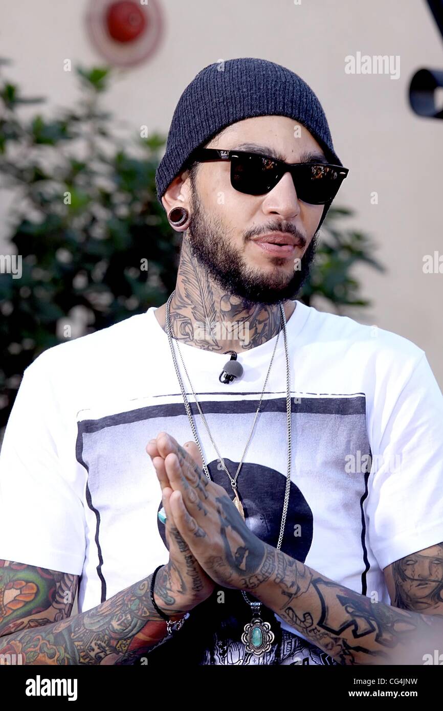 Travie McCoy filming an interview for the entertainment television news ...