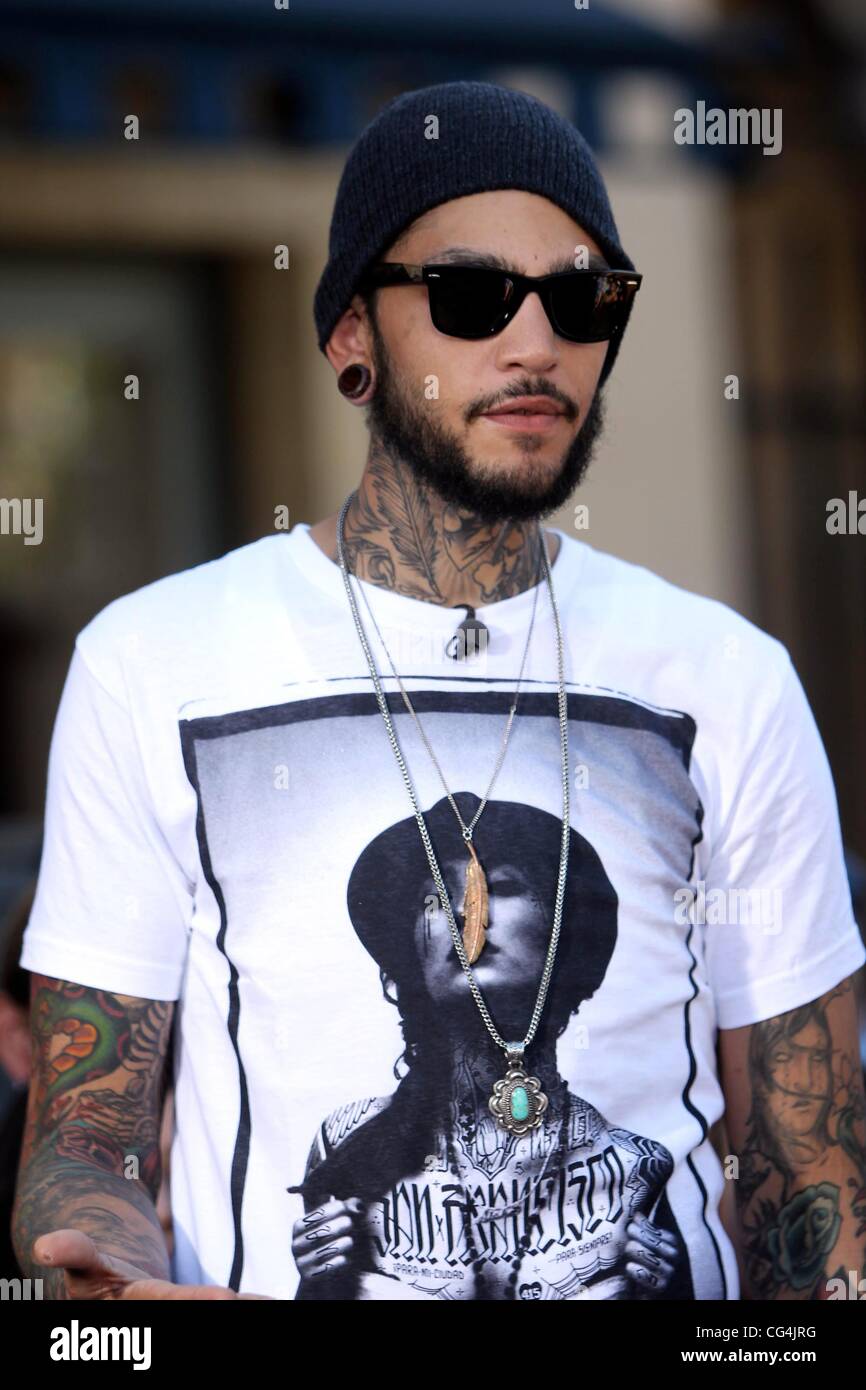 Travie McCoy filming an interview for the entertainment television news ...