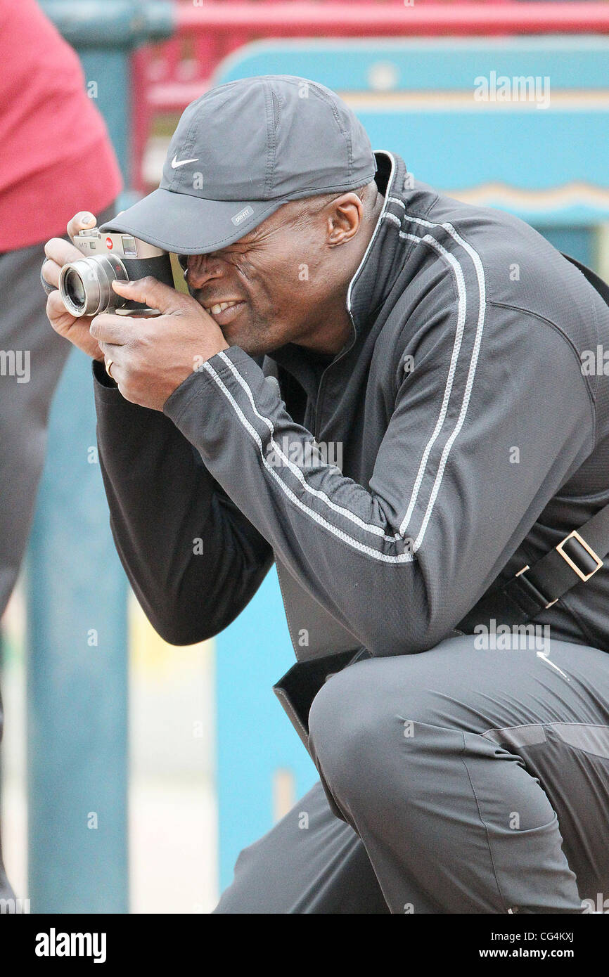 Seal enjoys Boxing Day playing at Coldwater Canyon Park Los Angeles ...
