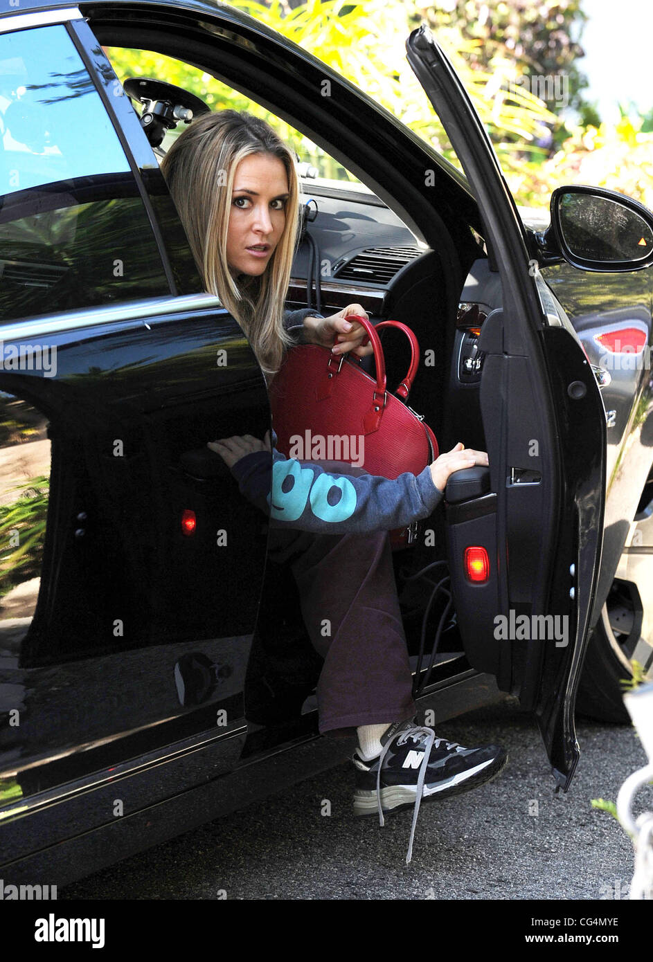 Brooke Mueller arriving at Nicky Hilton's house filming her reality TV ...