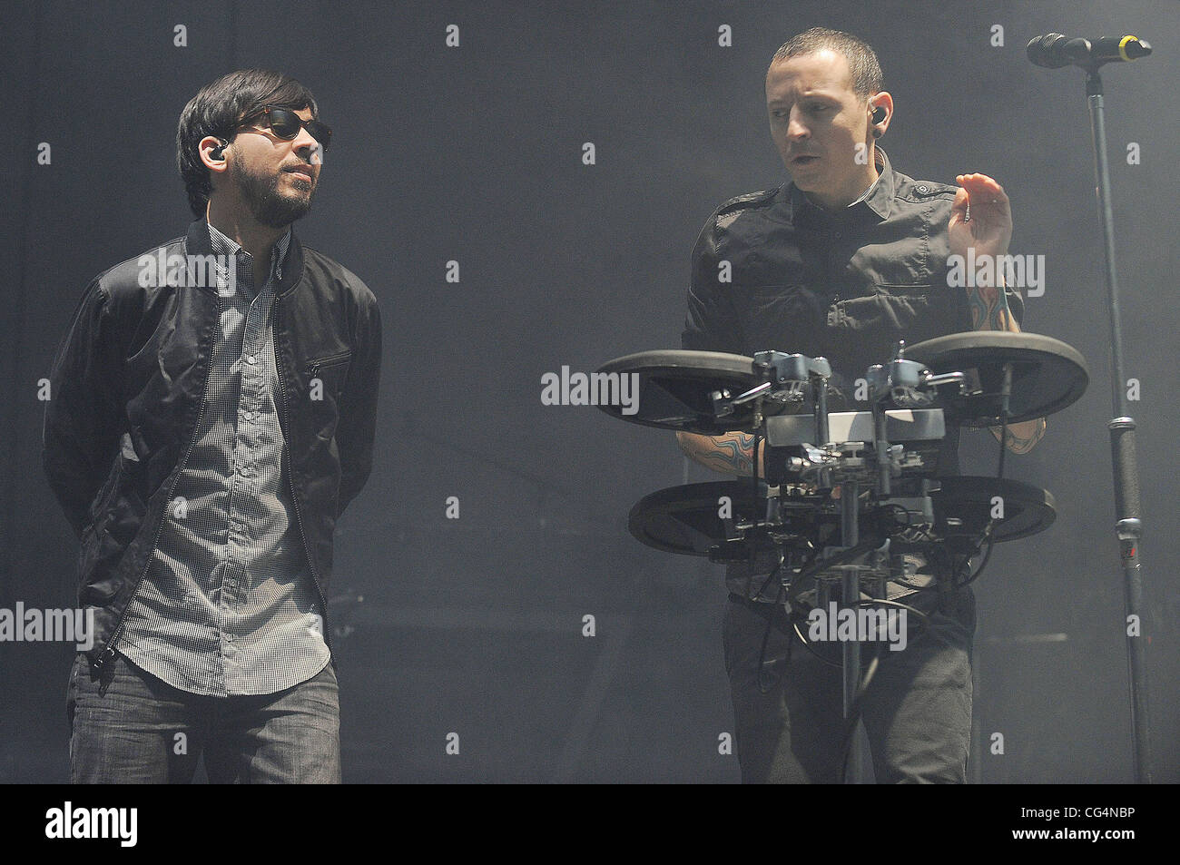 Mike shinoda and chester bennington hi-res stock photography and images ...