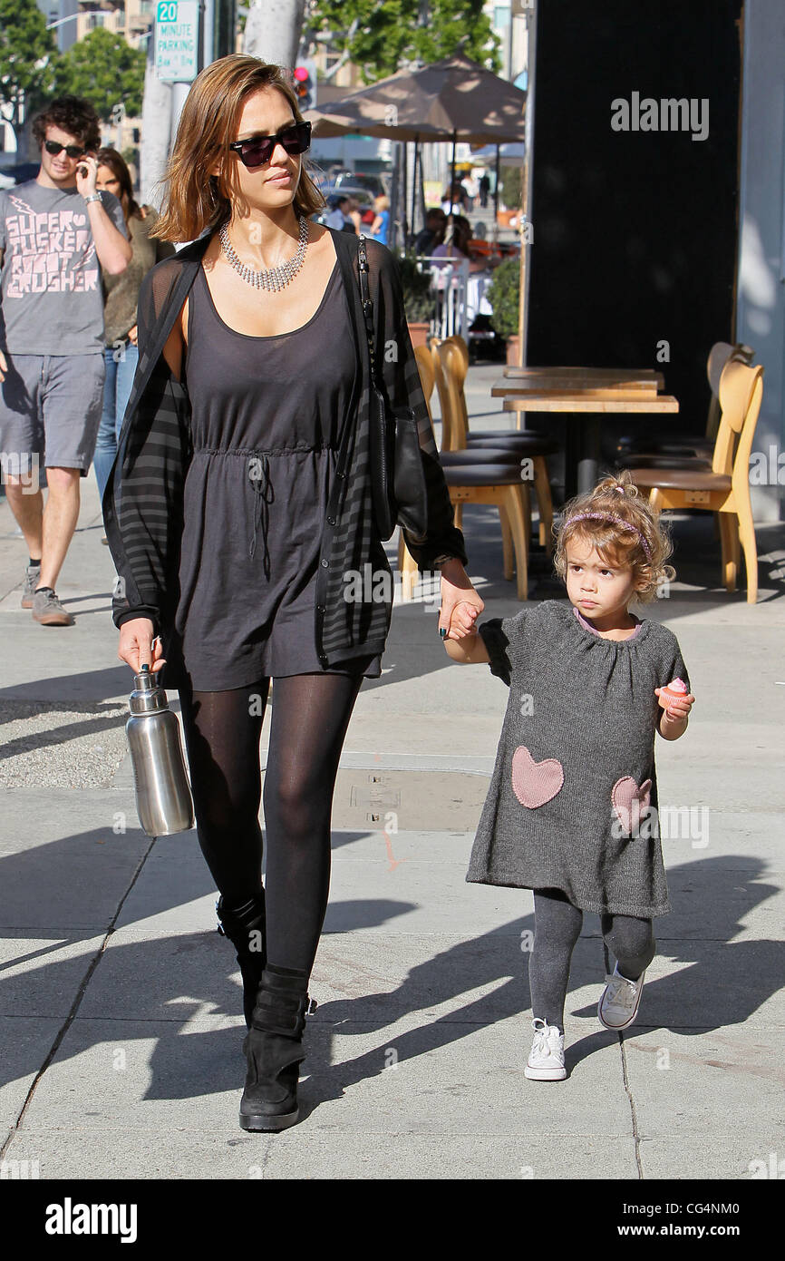 Jessica alba and Cash Warren take Honor Marie to get cupcakes at ...