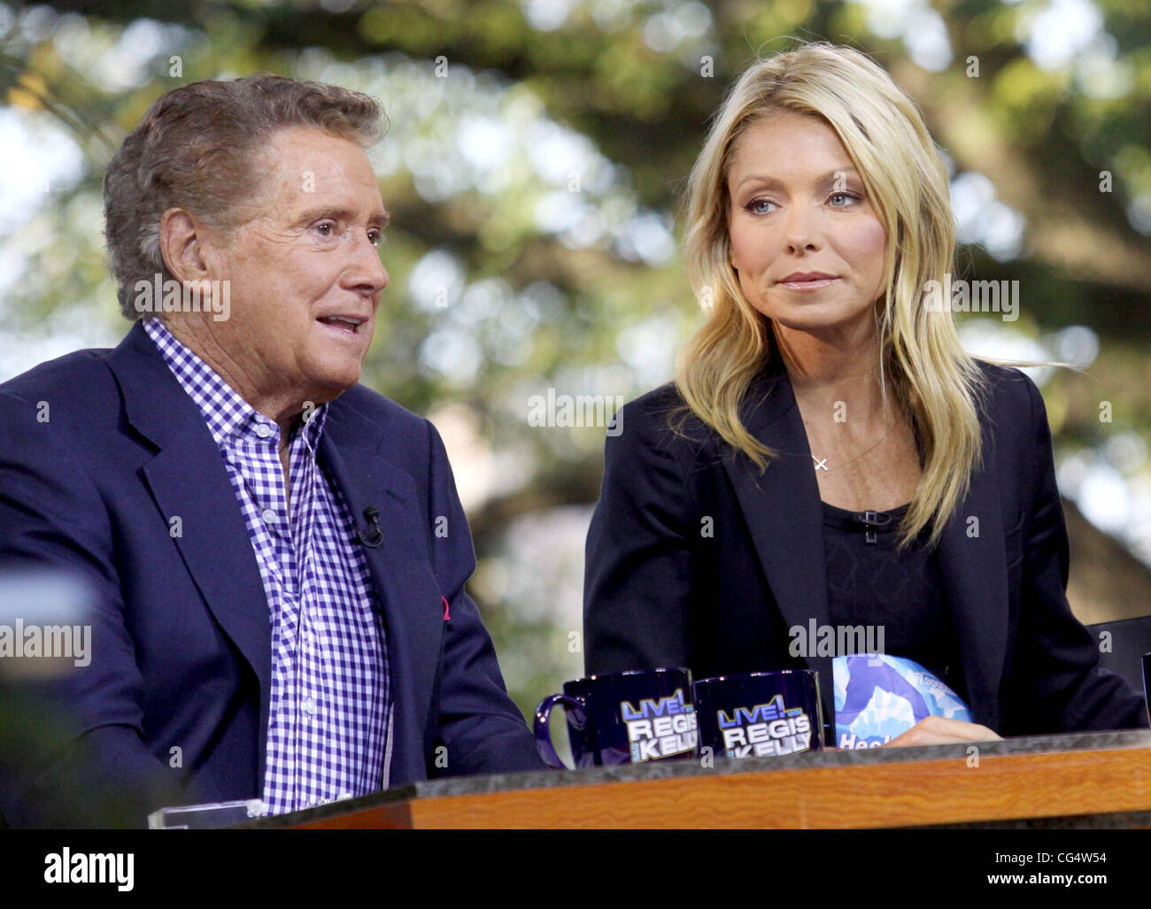 Regis Philbin and Kelly Ripa High Heel-A-Thon charity race on 'Live ...