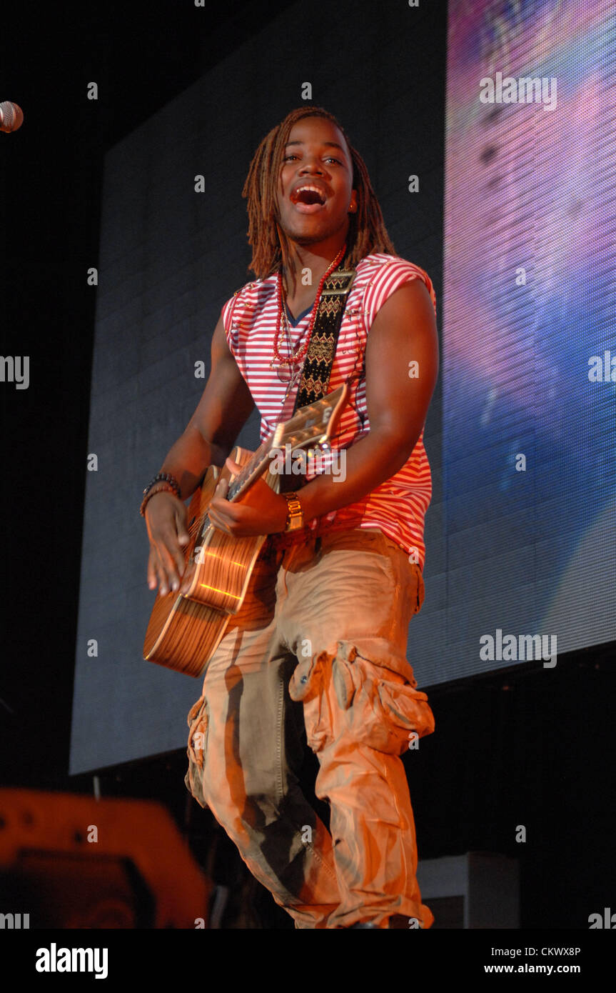 Victorious nickelodeon hi-res stock photography and images - Alamy