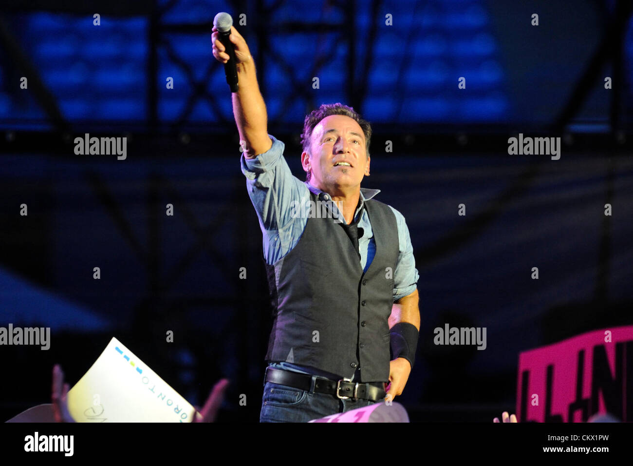 2012 wrecking ball tour hi-res stock photography and images - Alamy