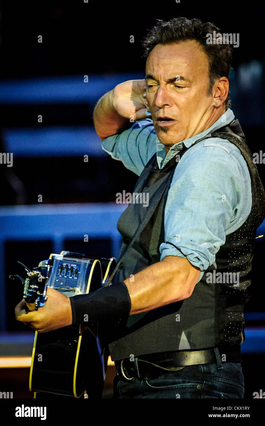 2012 wrecking ball tour hi-res stock photography and images - Alamy