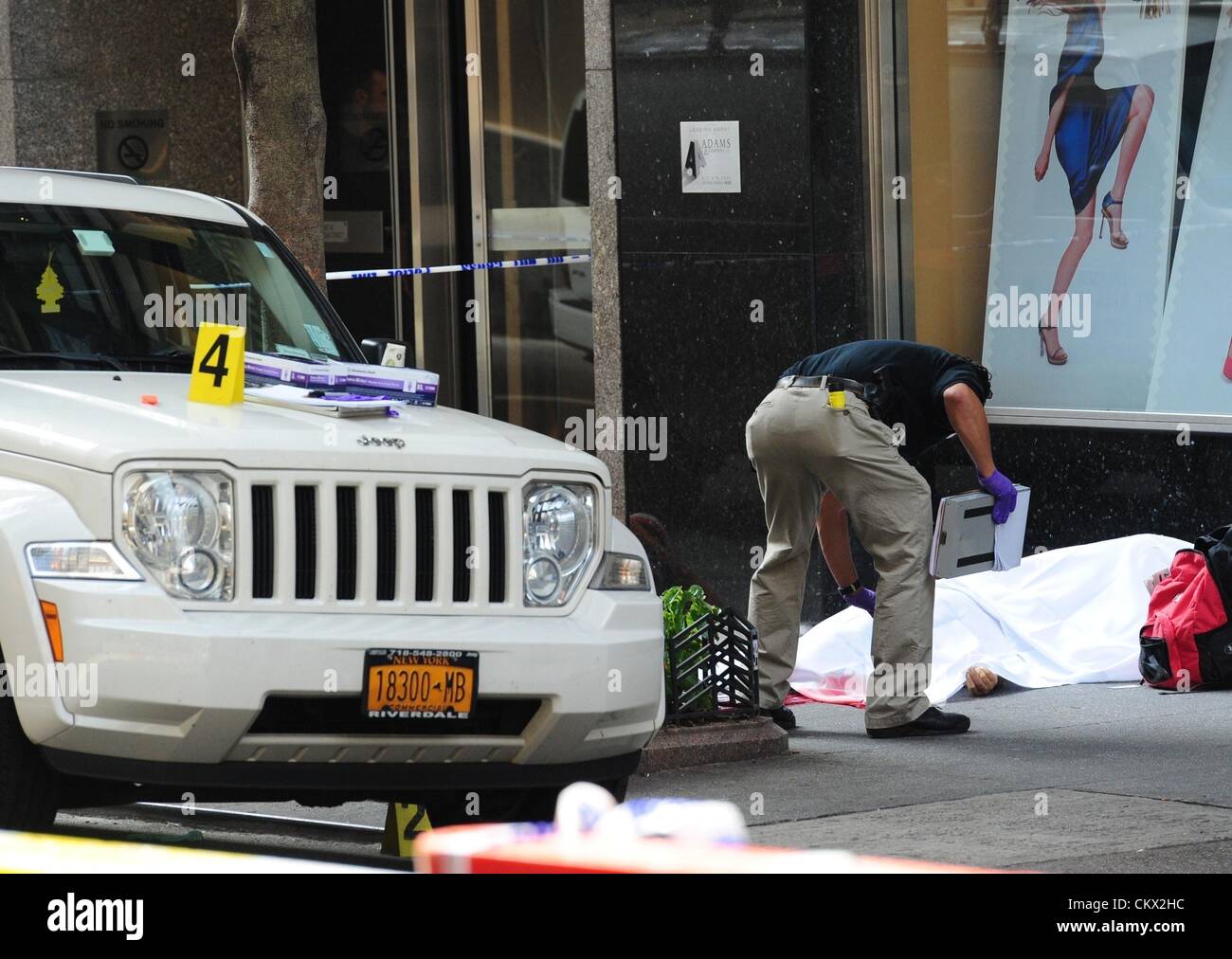 Aug. 24, 2012 - Manhattan, New York, U.S. - Police look over the body ...