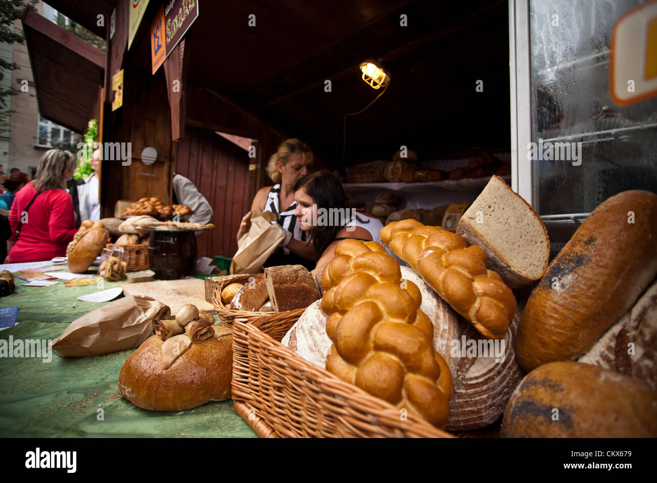 Loaves of bread picnic basket hi-res stock photography and images - Alamy