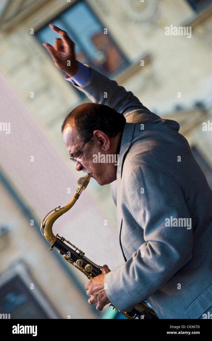 Air performance hi-res stock photography and images - Alamy
